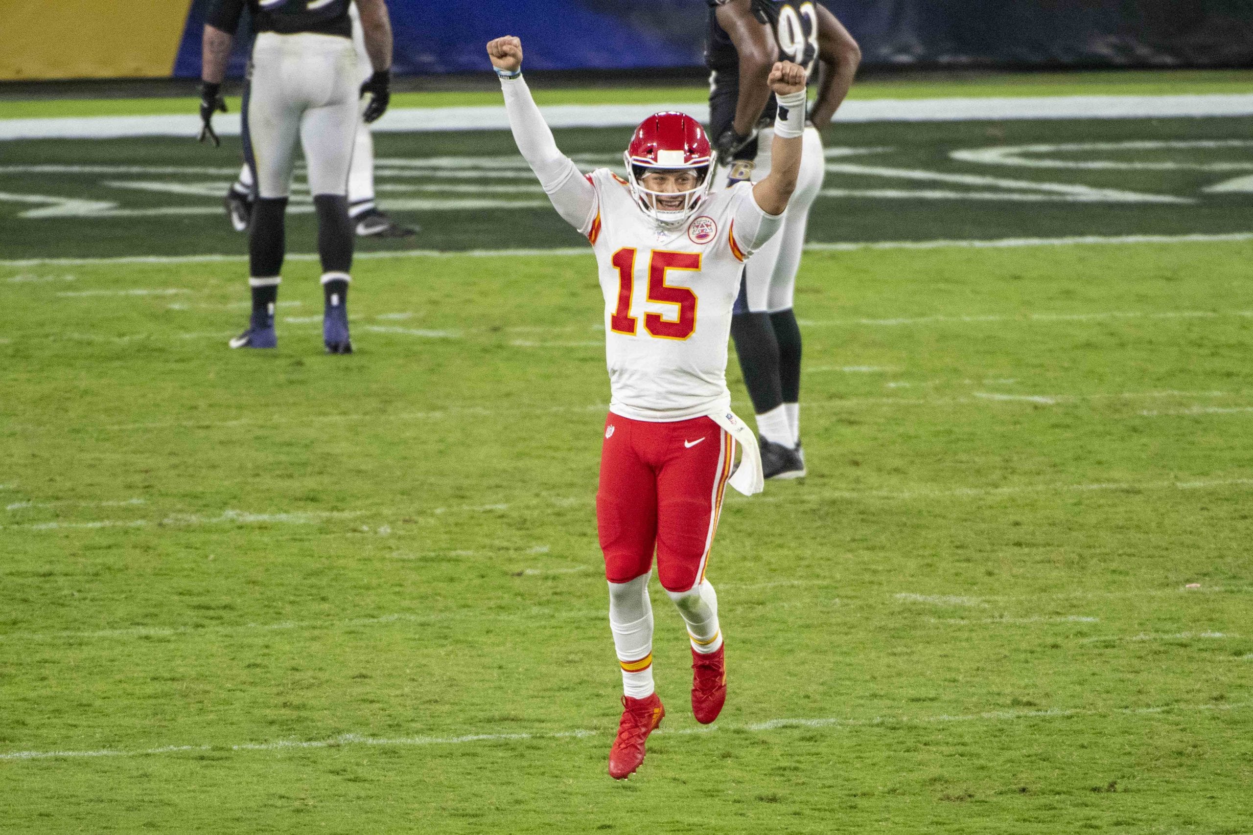 Patrick Mahomes has incredible underhanded toss for TD vs Ravens (Video ...